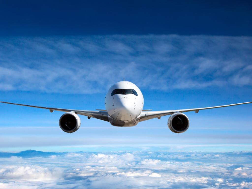 Самолет едва не отнесе туристи на гръцкия остров Скиатос - Любопитно ...