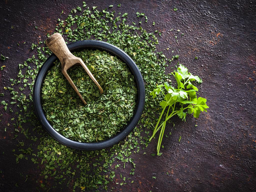 Ето какво се случва с тялото ви, ако консумирате 50 грама магданоз ...