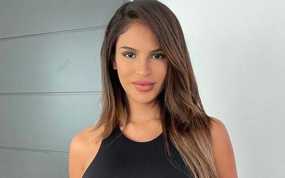 Бриана се хвали с добра форма и голяма гръдна обиколка | Gong.bg