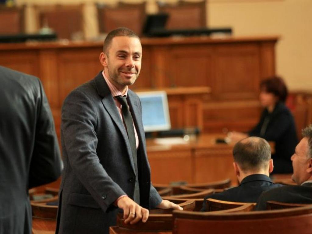 Ненков: Петков е в зала, защото не може да изпълни обещанието за по ...