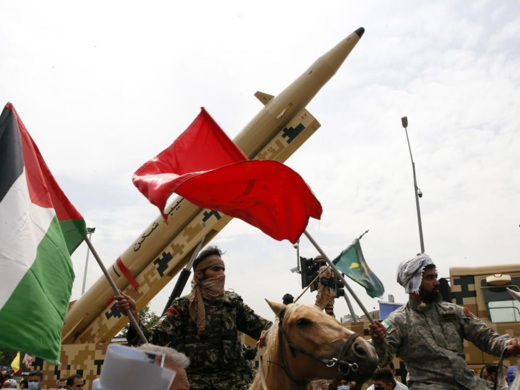 2000 км обсег, бойни глави над тон: Новата балистична ракета на Иран ...