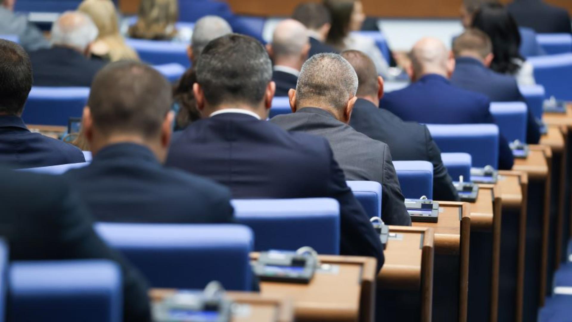 НС отхвърли законопроекта, предвиждащ да има само един учебник по ...