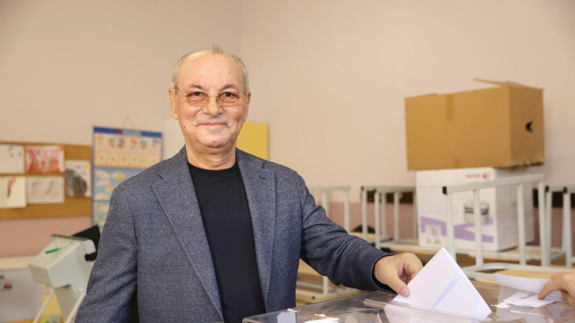 "За по-добра и успешна България": Ахмед Доган упражни правото си на ...