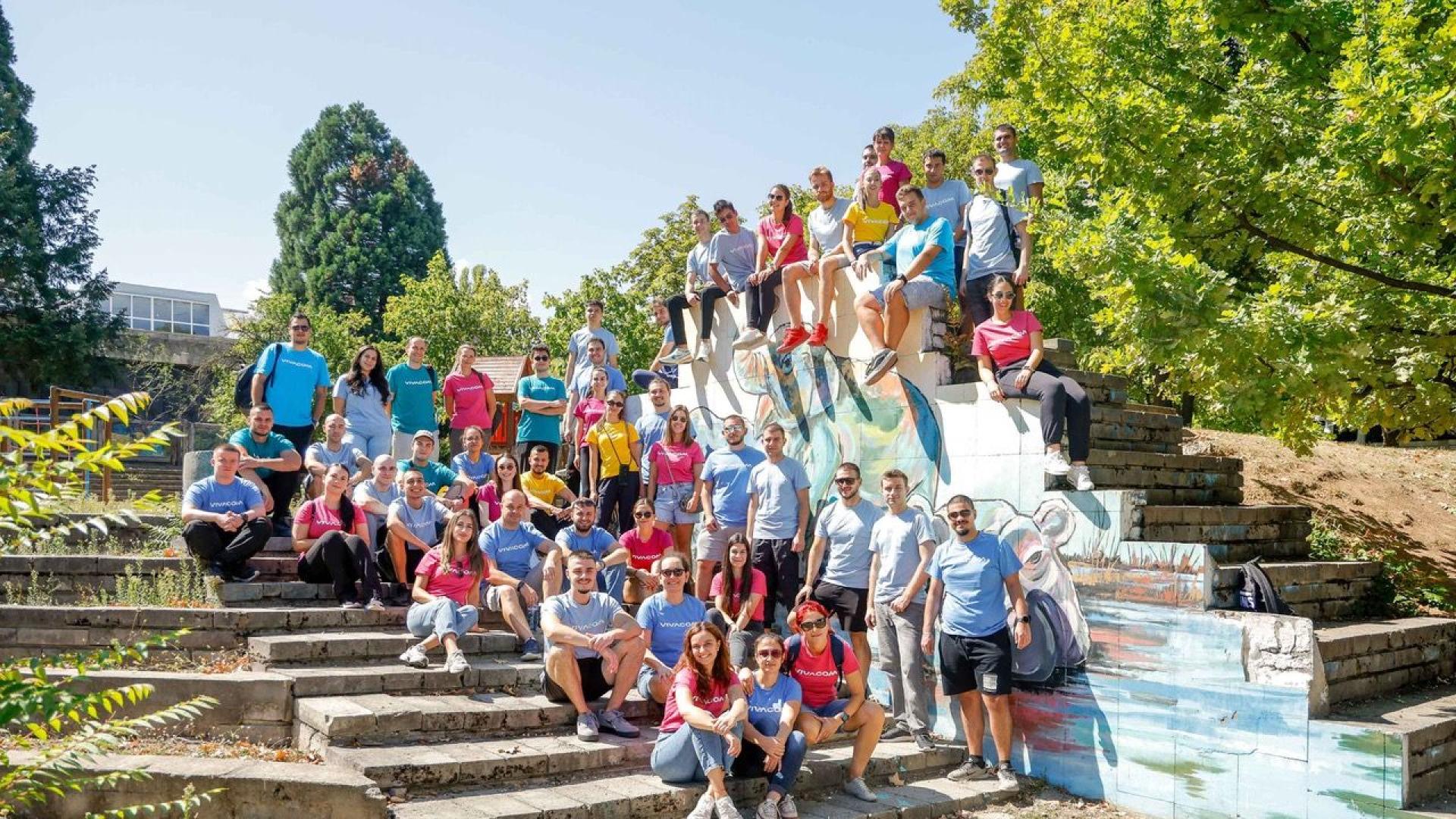 70 доброволци от Лятната стажантска програма на Vivacom облагородиха Софийския зоопарк|Vesti.bg